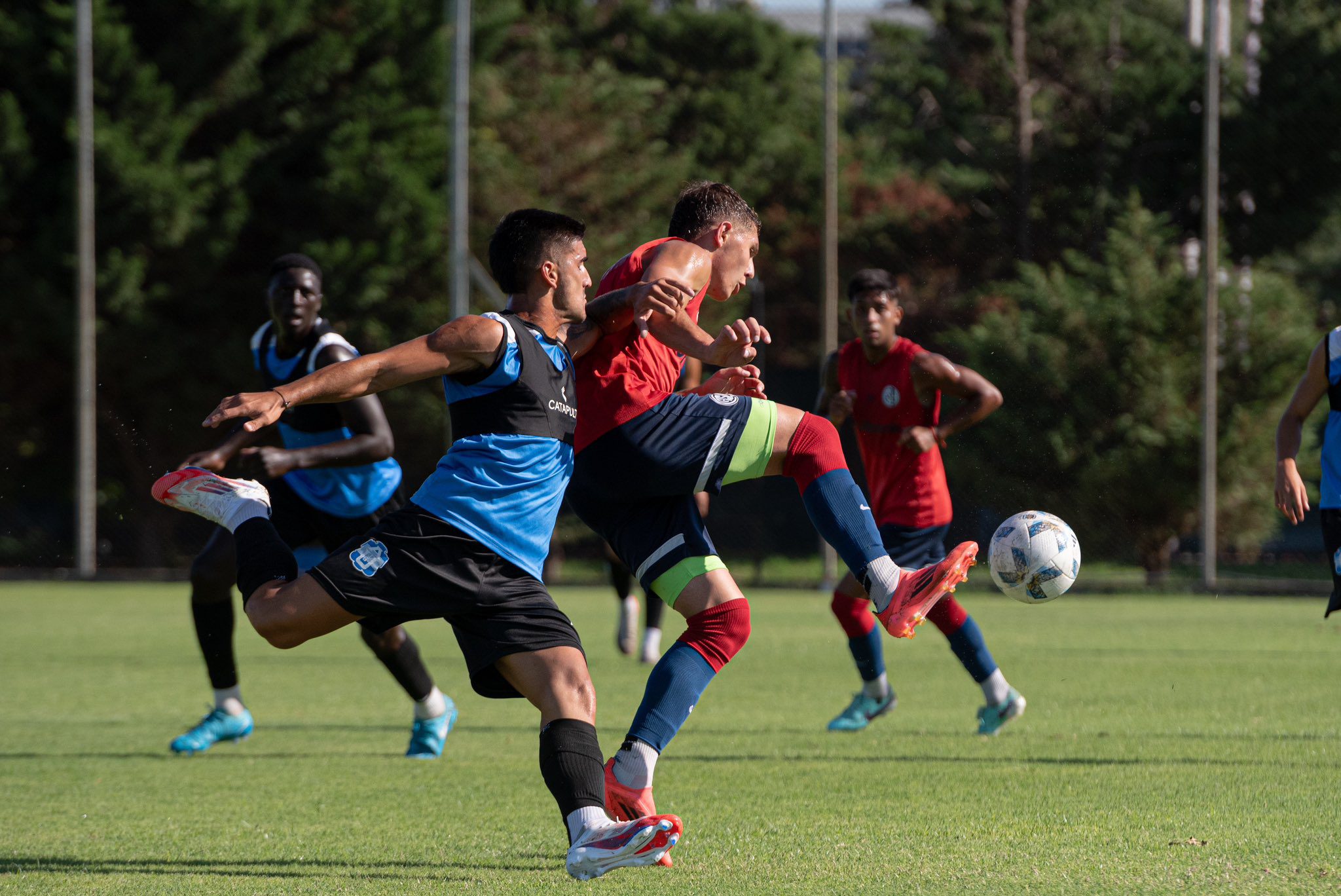 LA DIVISIÓN RESERVA SIGUE AFINANDO SU PREPARACIÓN PARA EL TORNEO OFICIAL – Semillero Azulgrana